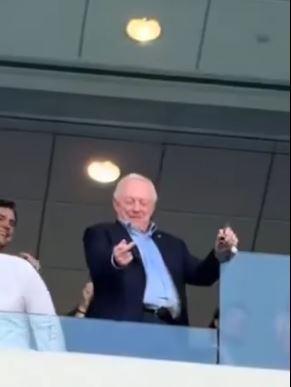 Jerry Jones appears to flip off Jets fans during Cowboys’ blowout win