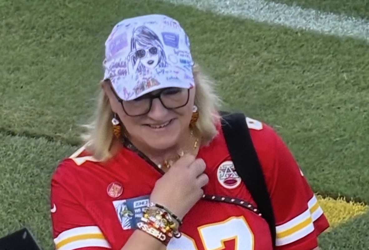 Donna Kelce supports Taylor Swift in the most perfect and public way ...