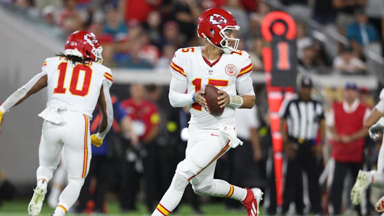 Former NFL QB Defends Patrick Mahomes, Chiefs on Controversial TD Play ...