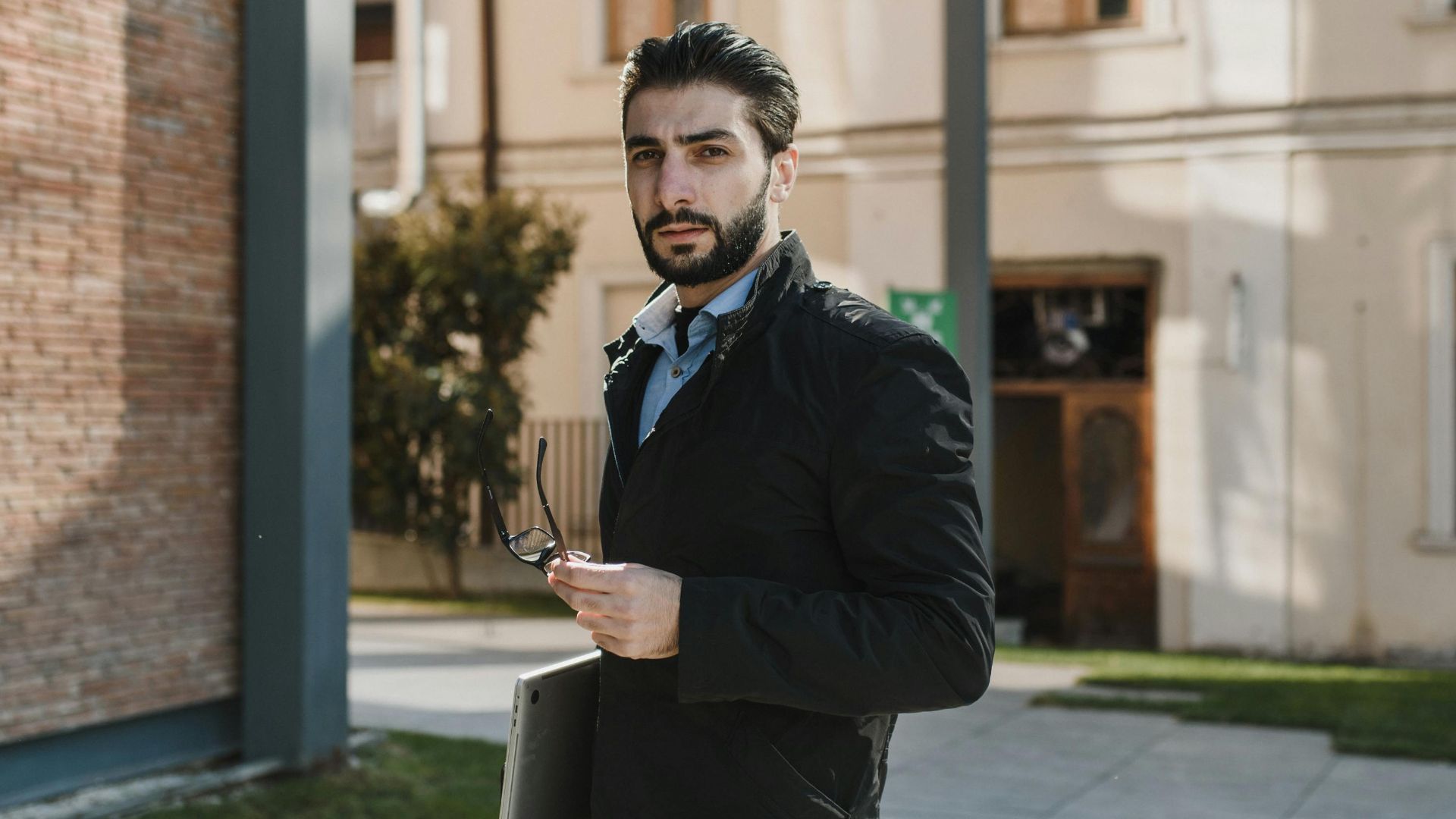 10 Habits That Make You Seem Rude & 10 That Make You Irresistible