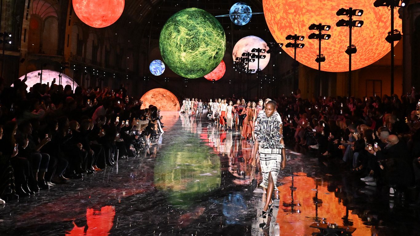 Personne n'avait osé dynamiter les codes du tweed Chanel comme Matthieu Blazy