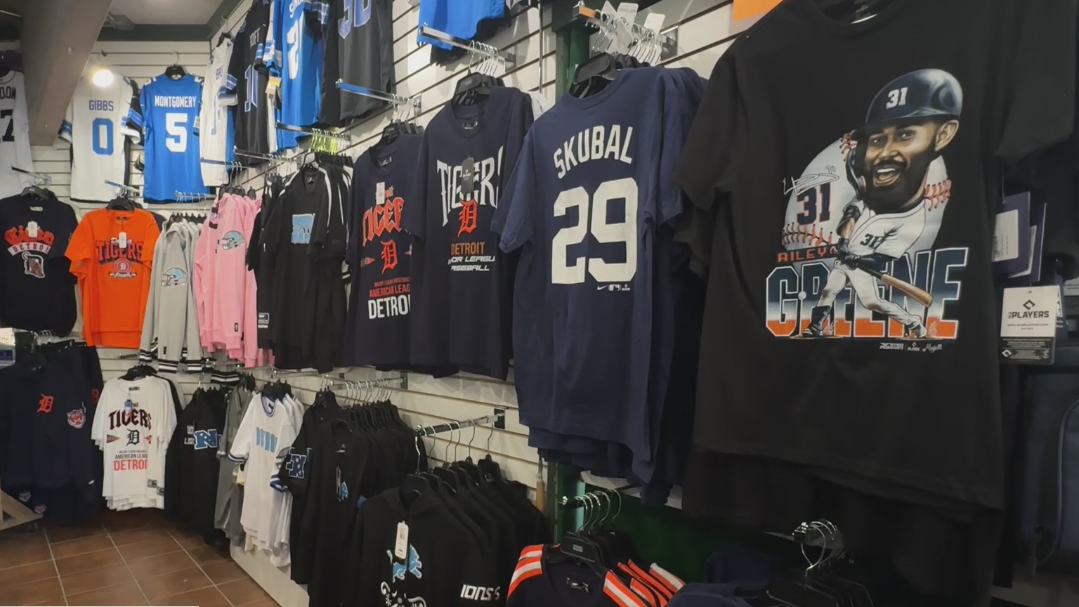 Detroit businesses, fans prep for Detroit Tigers playoff series at ...