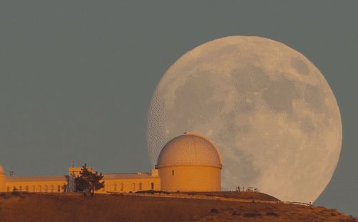 Timelapse Captures Stunning Moonrise Towering Over Observatory