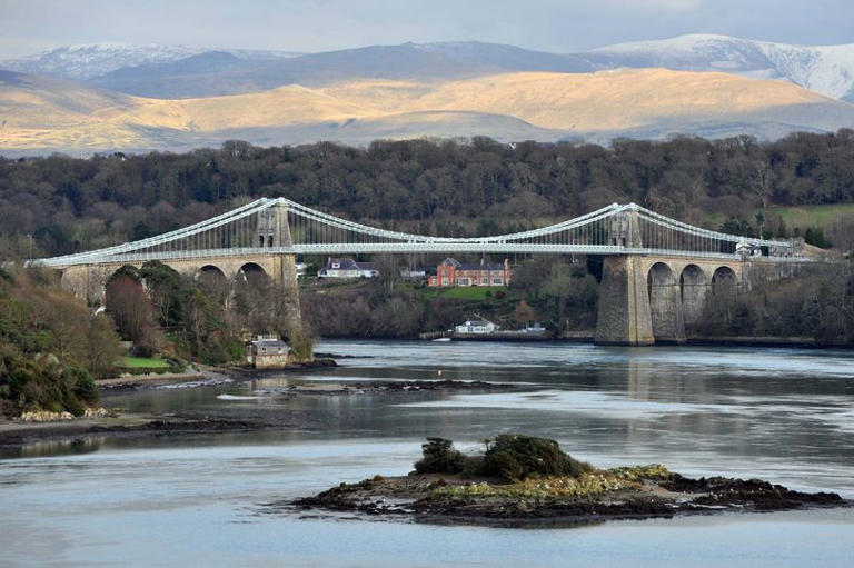 Menai Suspension Bridge to be closed for 'weeks' as commuters face gridlock