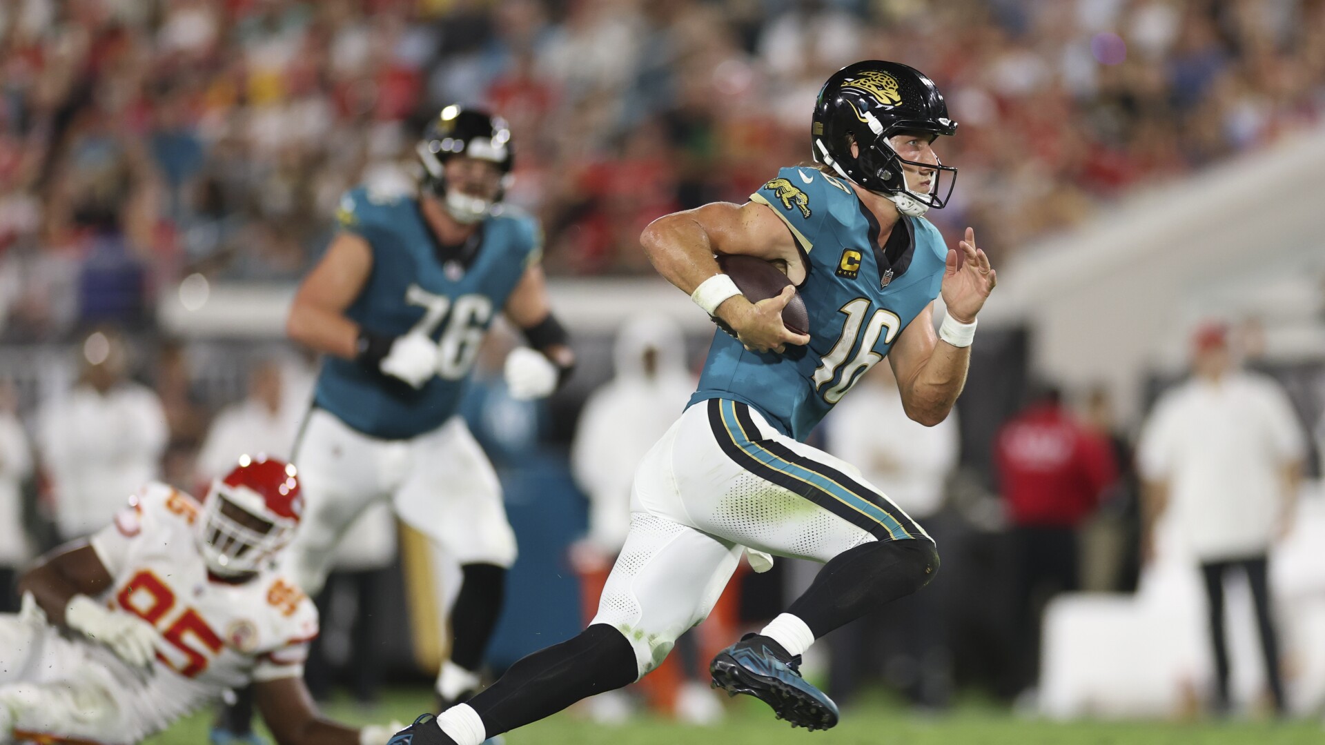Trevor Lawrence's TD run has the Jaguars tied 14-14 with Chiefs