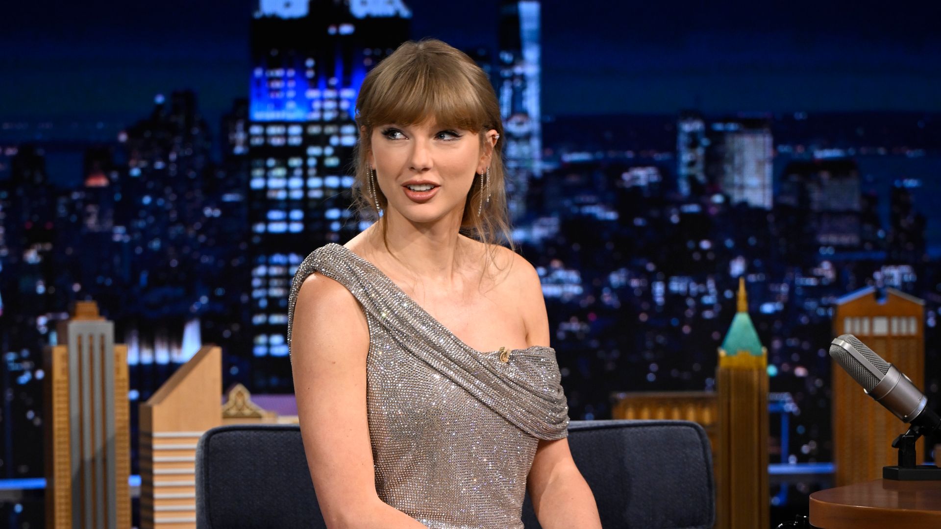 Taylor Swift showcases her ultra long legs in silver mini dress in head-turning appearance on ...