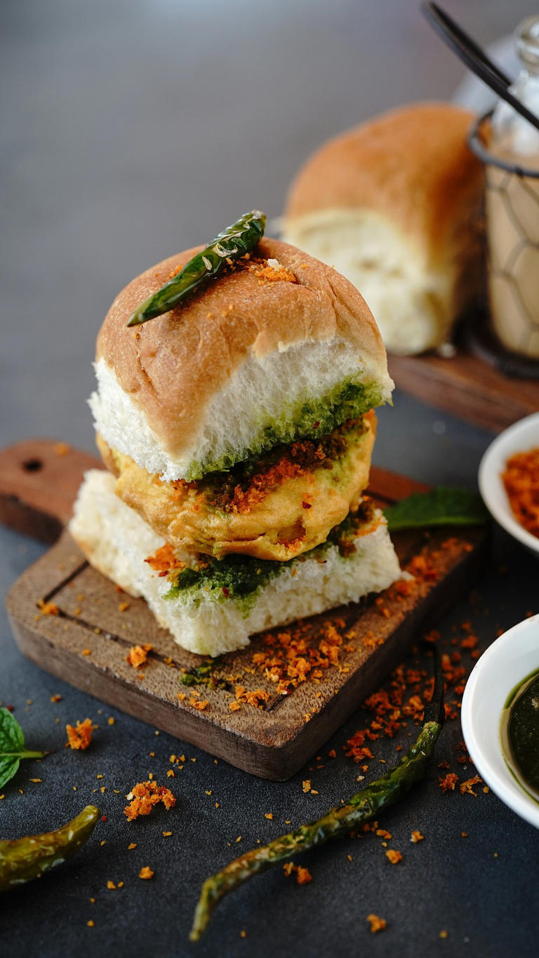 Shilpa Shetty Enjoys Mumbai's Classic Vada Pav: Check Out Popular ...