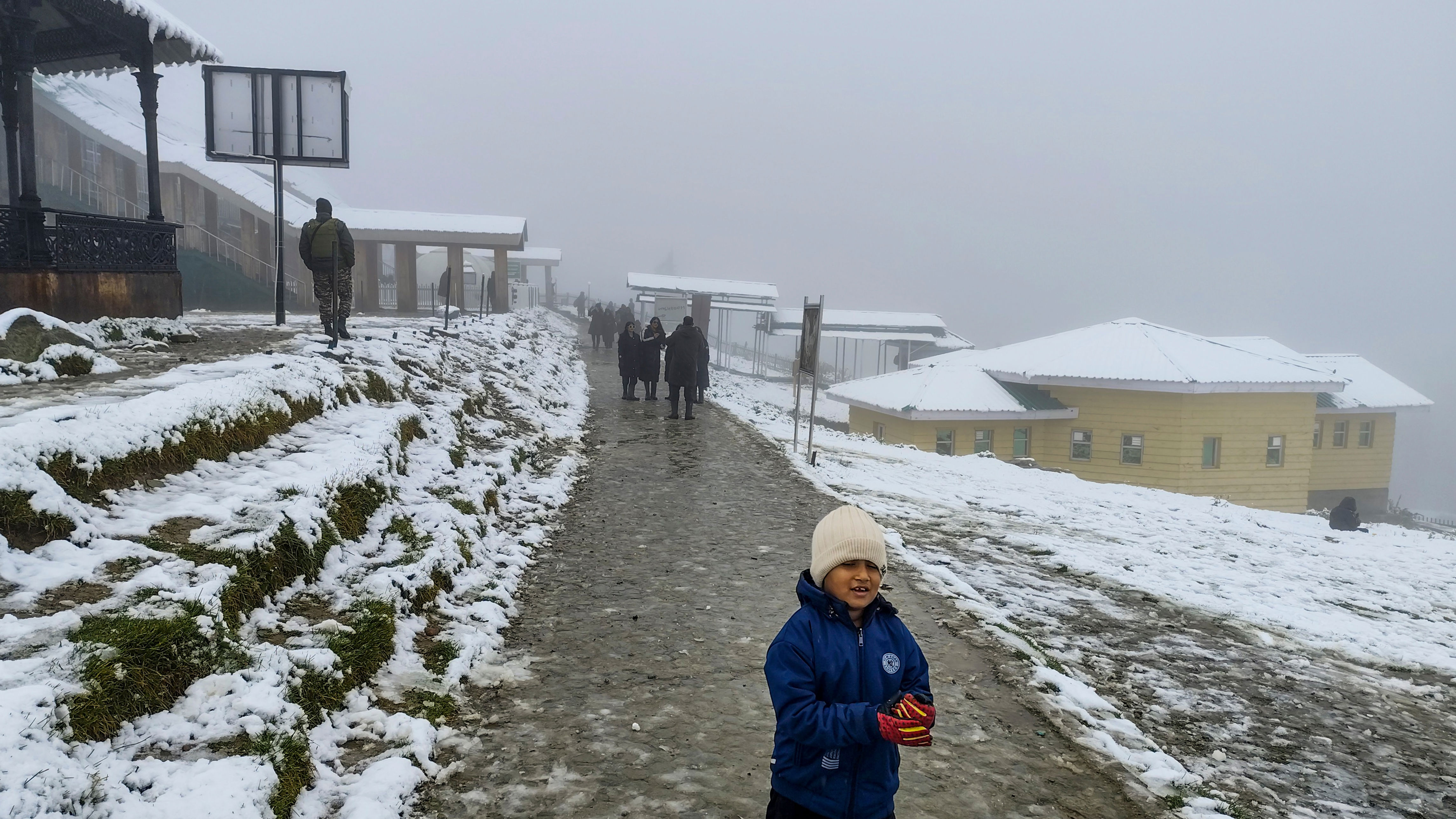 Snowfall in Jammu and Kashmir blankets Gulmarg, Pahalgam, Sonamarg and ...