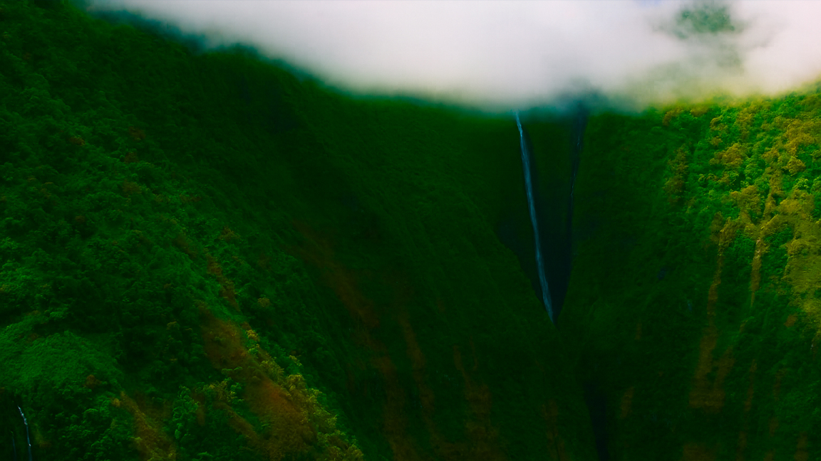 Cascata nascosta nella valle verde avvolta dalla nebbia – Paesaggio ...