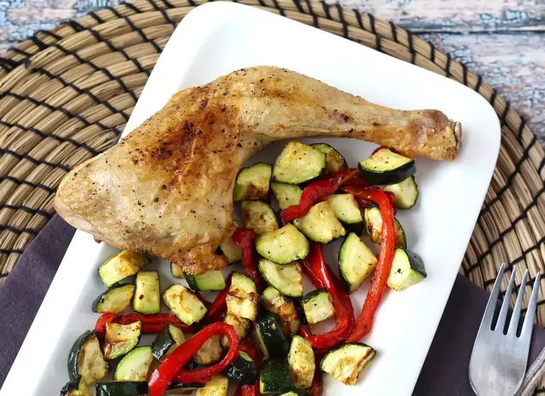 Chicken with peppers and zucchini in air fryer: ready in 20 minutes!