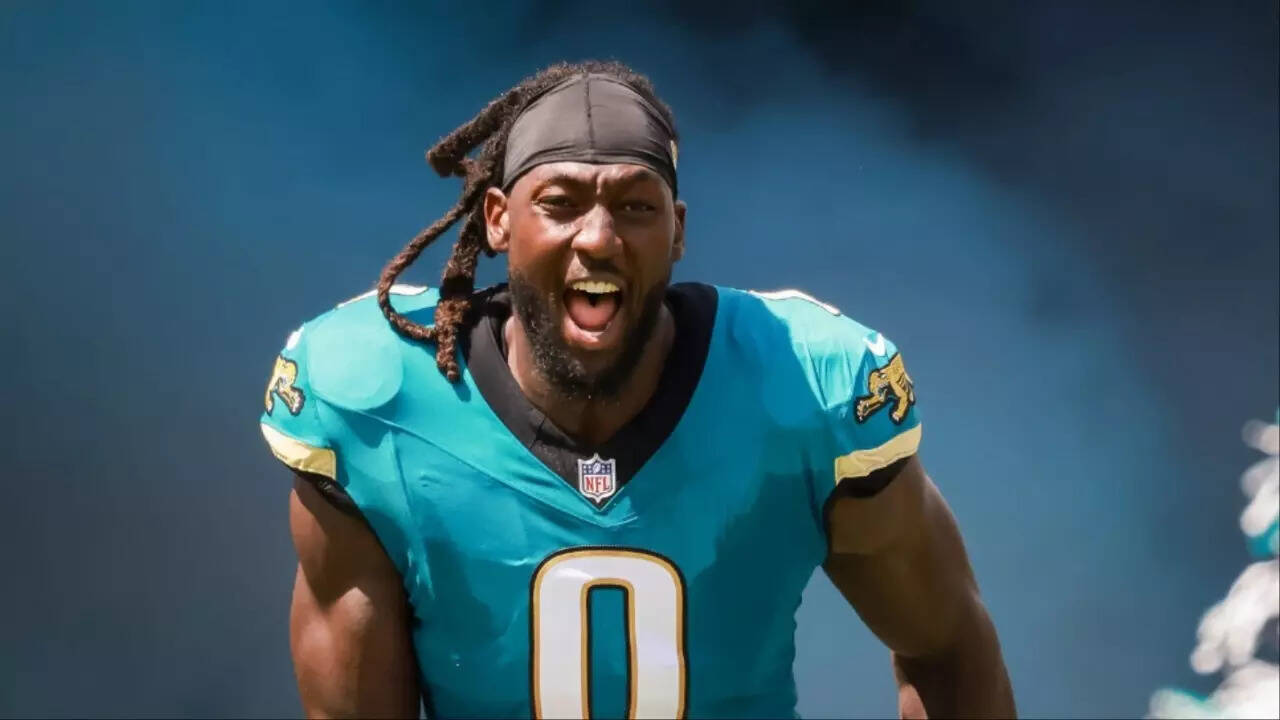 Jaguars LB Devin Lloyd intercepted Chiefs QB Patrick Mahomes’ pass ...