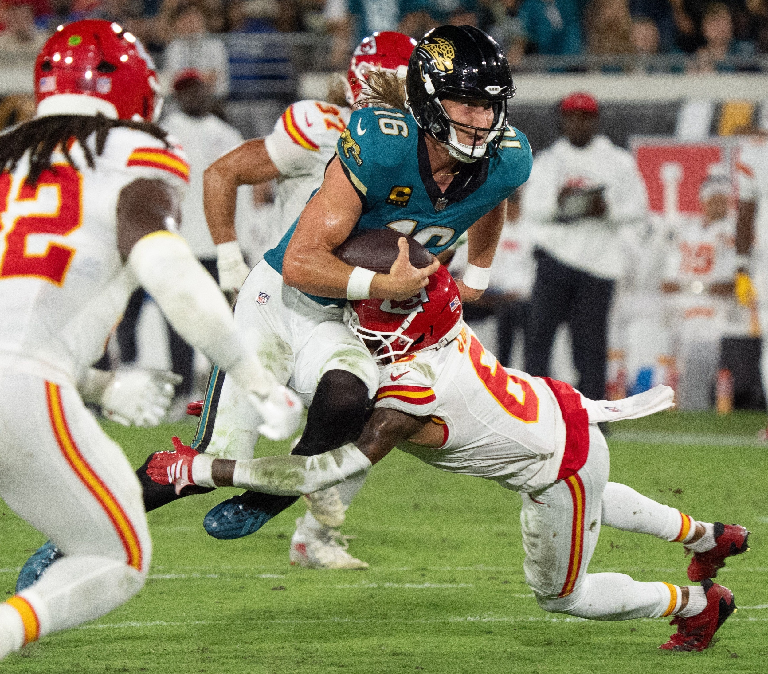 Jaguars QB Trevor Lawrence loses fumble on wild play at goal line