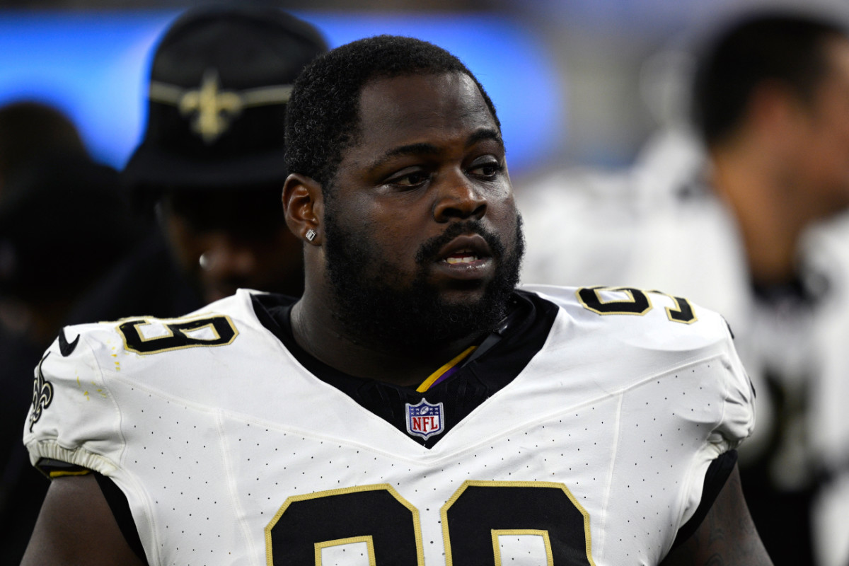 Chiefs React to Travis Kelce's Sideline Exchange With Former Teammate