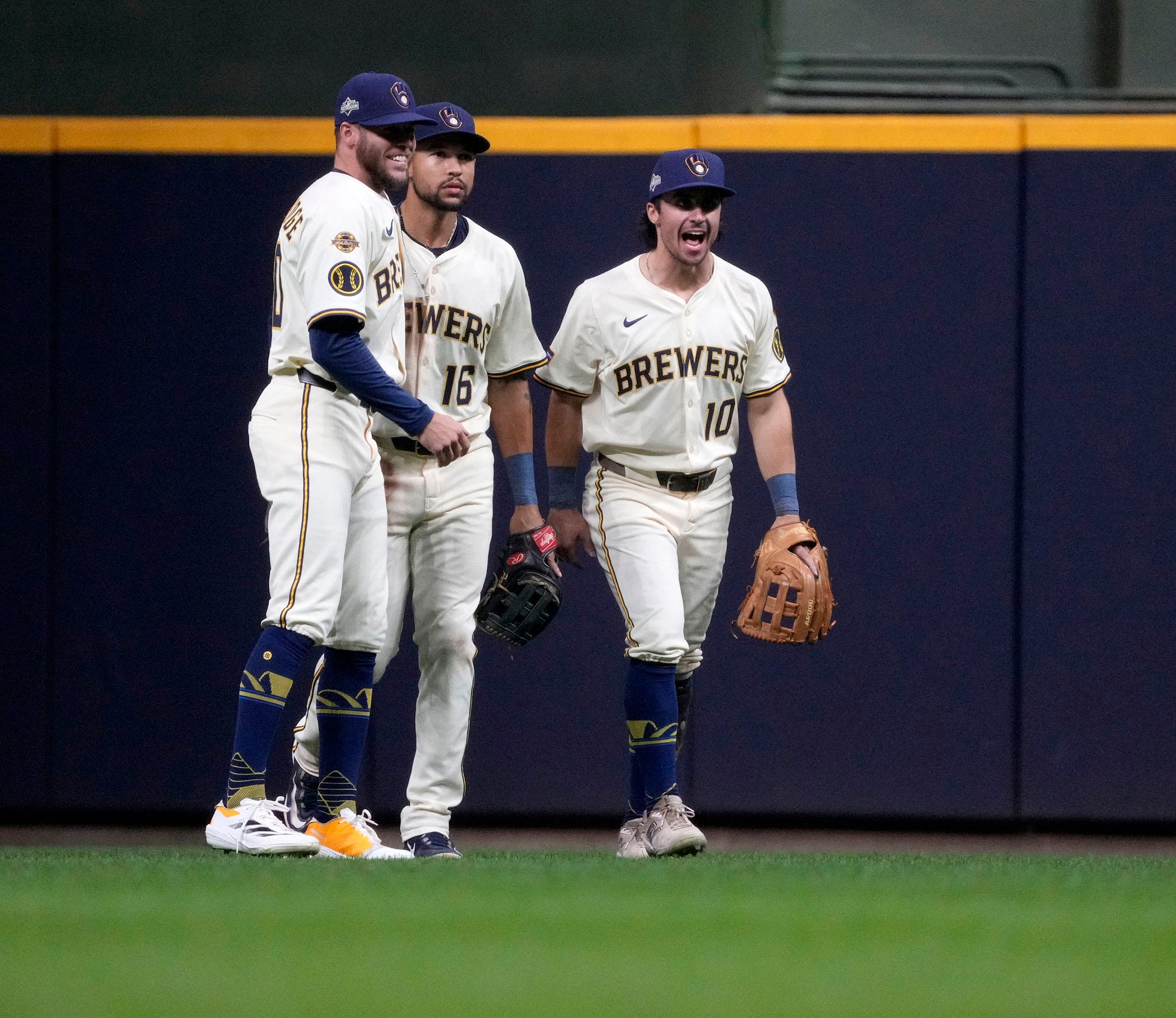 Brewers make changes to starting lineup for Game 3 against Cubs, adding ...
