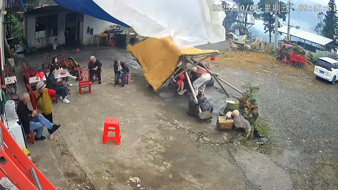 Swing collapses at hut stall causing people to fall in Hubei, China