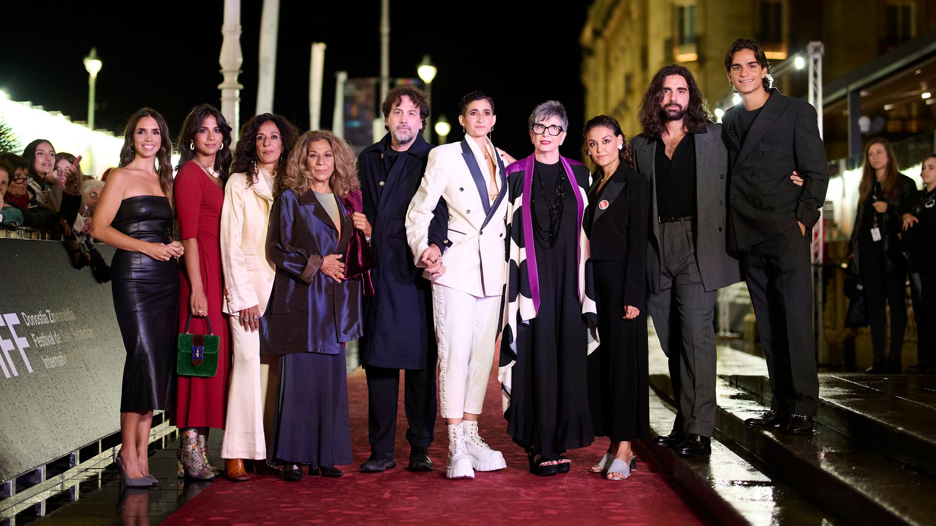 Alba Flores, con su familia al completo, emociona en San Sebastián con ...