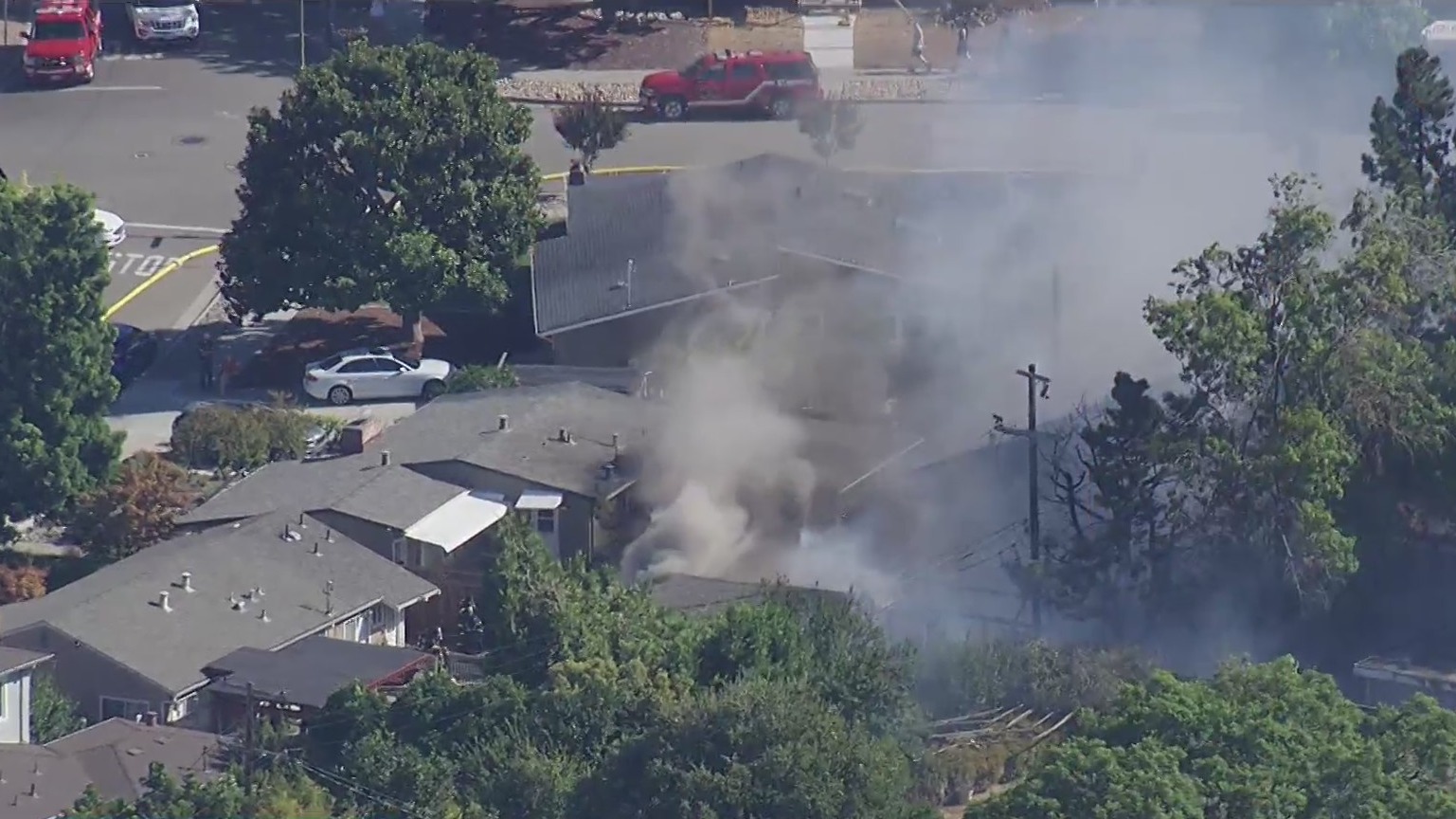 San Jose power pole fire spreads to home's backyard