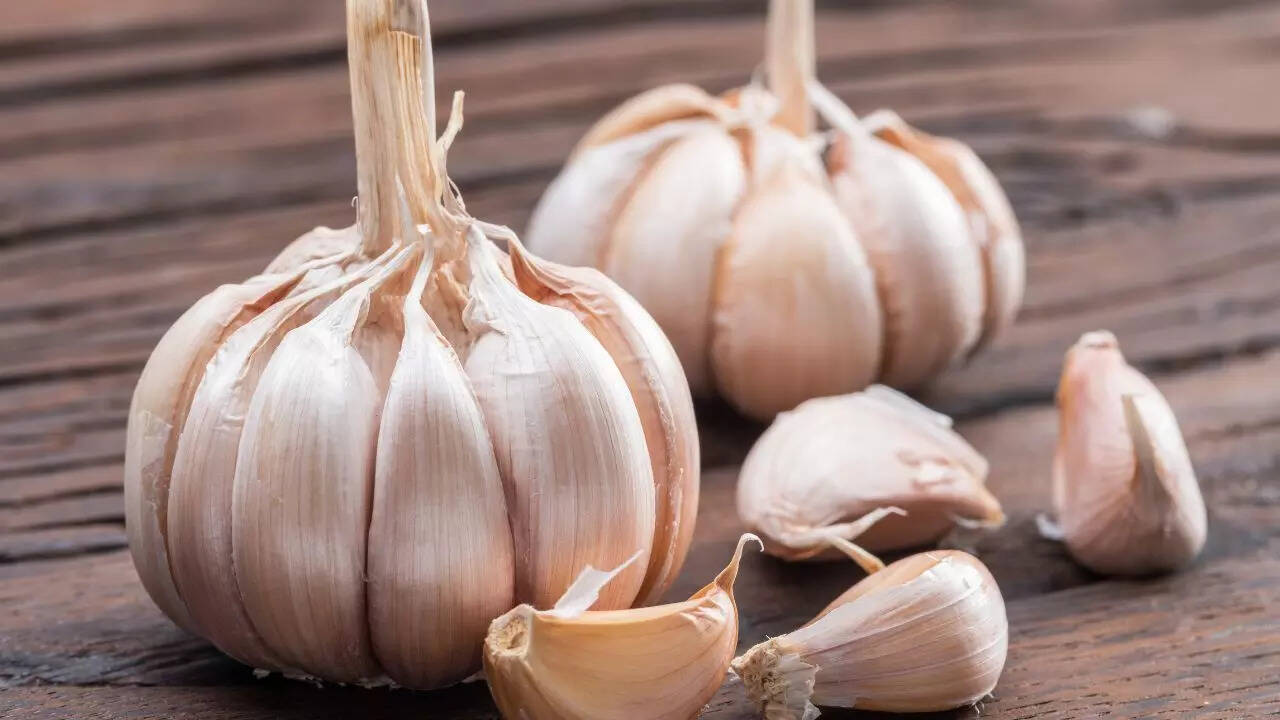 How to get rid of garlic smell from hands: Simple remedies and expert tips