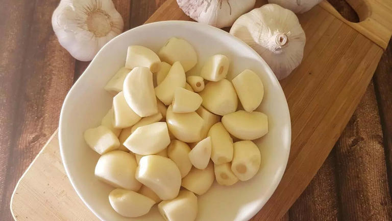 How to get rid of garlic smell from hands: Simple remedies and expert tips