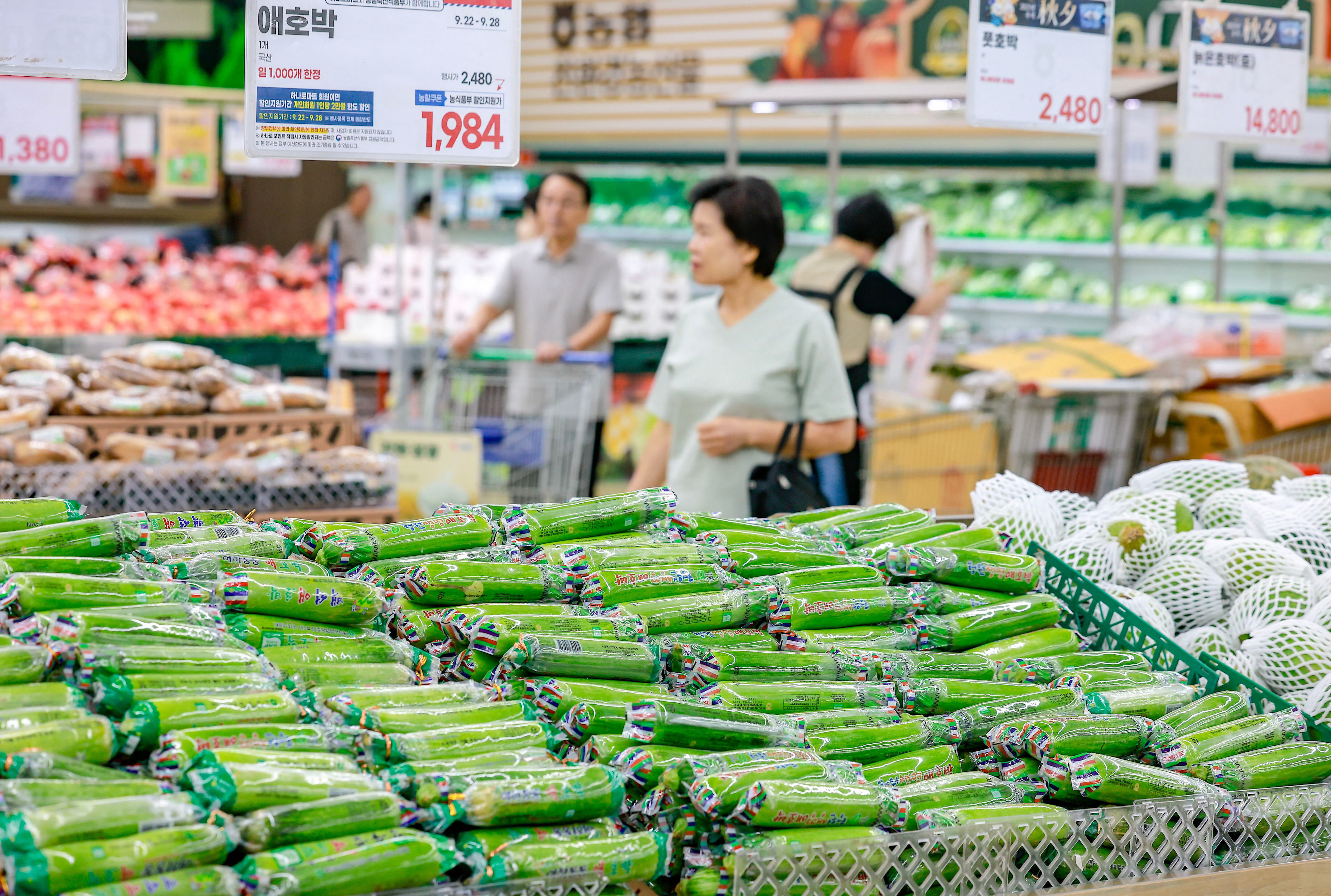 Large Supermarkets Sales Drop 15.6% as Convenience Stores Gain