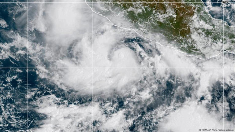 Narda evoluciona a huracán categoría 1 en el Pacífico mexicano