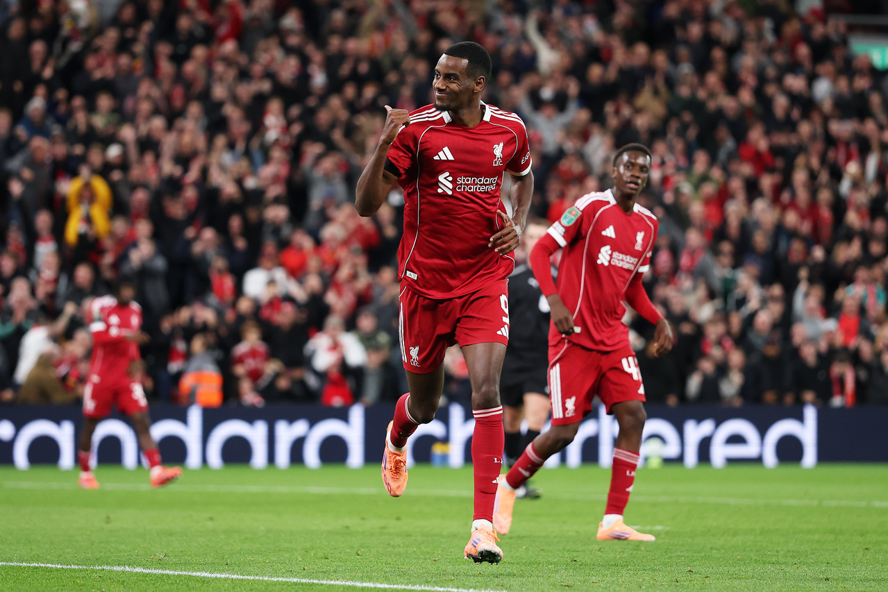 Isak marca o seu primeiro golo em vitória do Liverpool