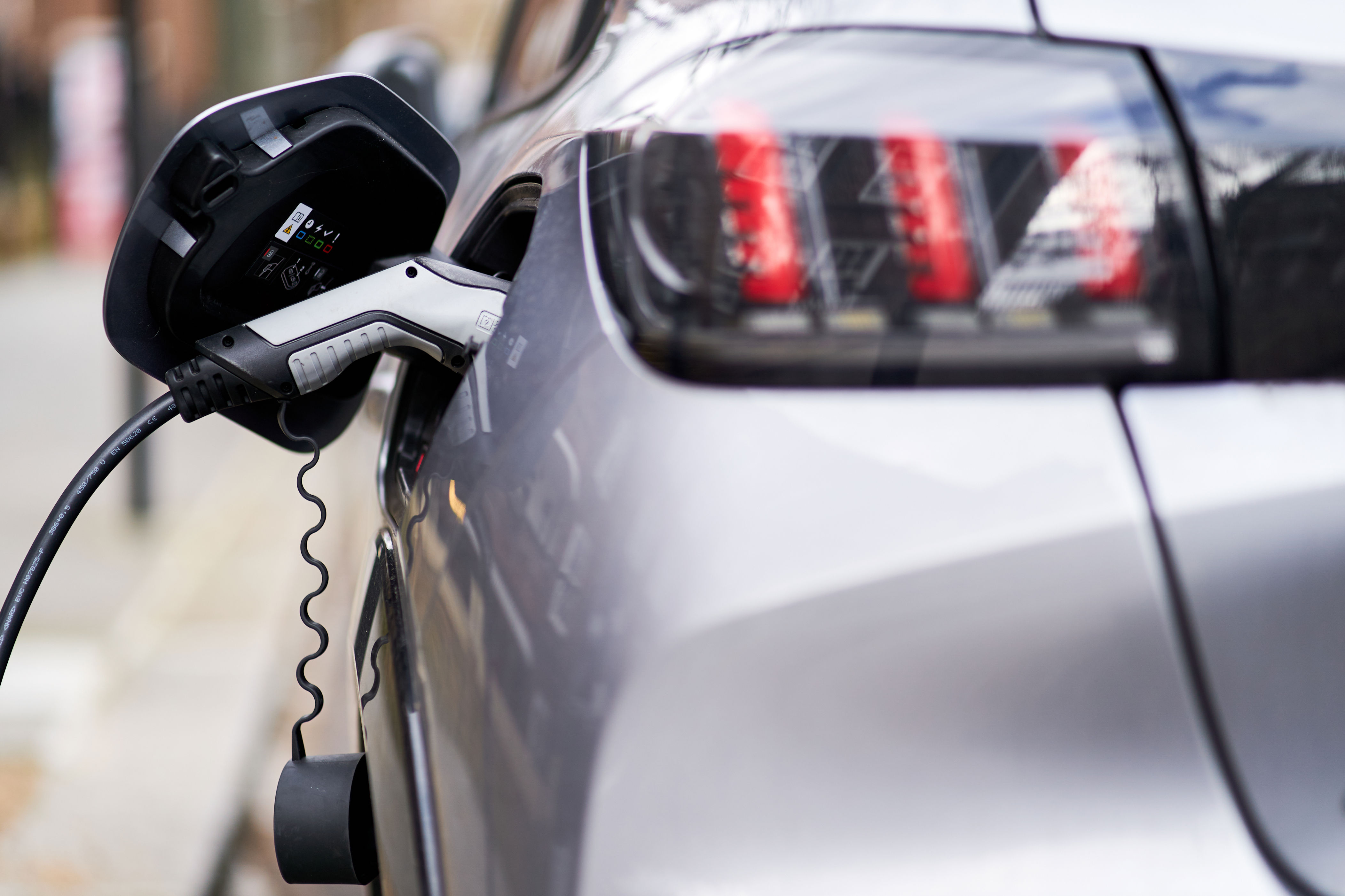 Just 31% of people willing to walk 10-plus minutes home from EV charger ...