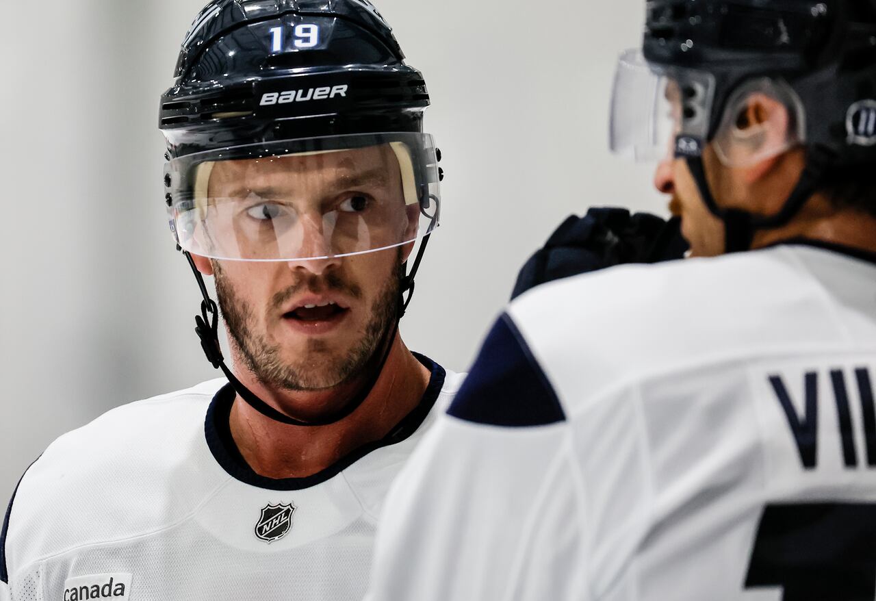 Jonathan Toews sees 1st pre-season action in Winnipeg colours, as Jets ...