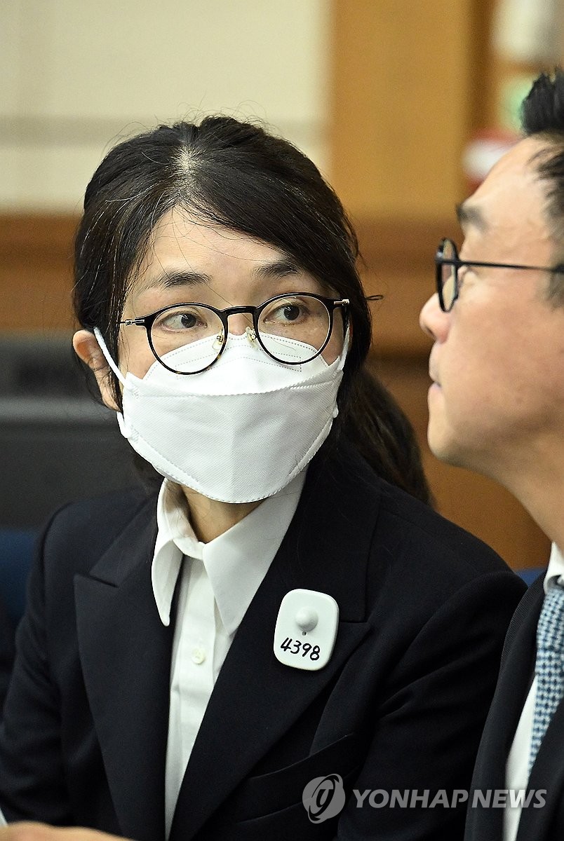 Jailed ex-first lady attends 1st hearing of corruption trial