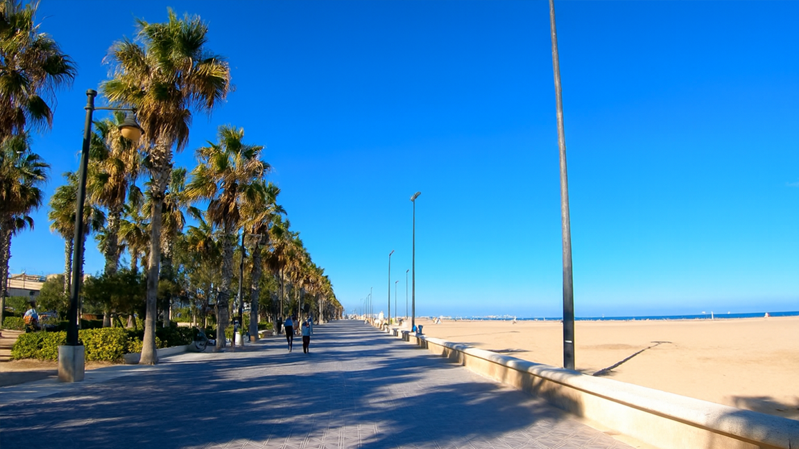 Spaziergang an der Malvarrosa-Strandpromenade in Valencia – Spanien (4K)