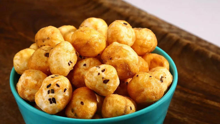 5 healthy office snacks to boost energy at work: Stay full, focused ...