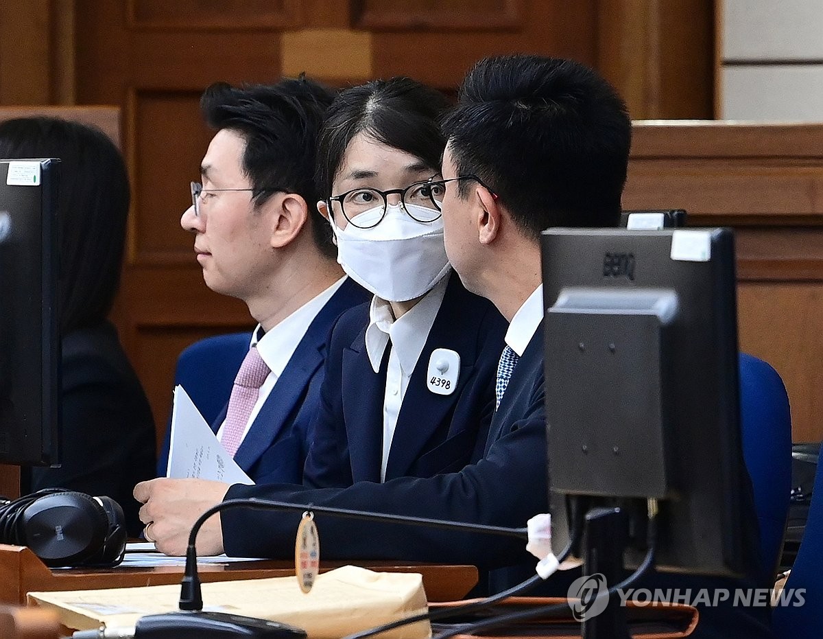 Jailed ex-first lady attends 1st hearing of corruption trial