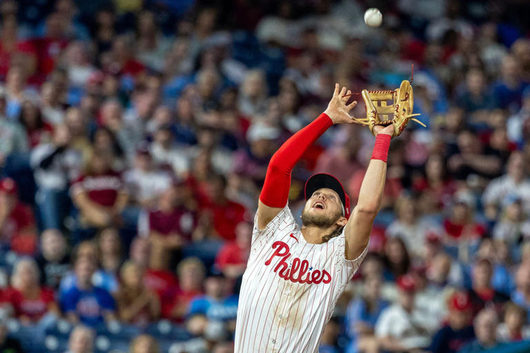 Edwards' 11th-inning sacrifice fly lifts Marlins over Phillies 6-5