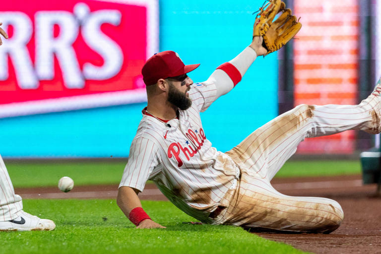 Edwards' 11th-inning sacrifice fly lifts Marlins over Phillies 6-5