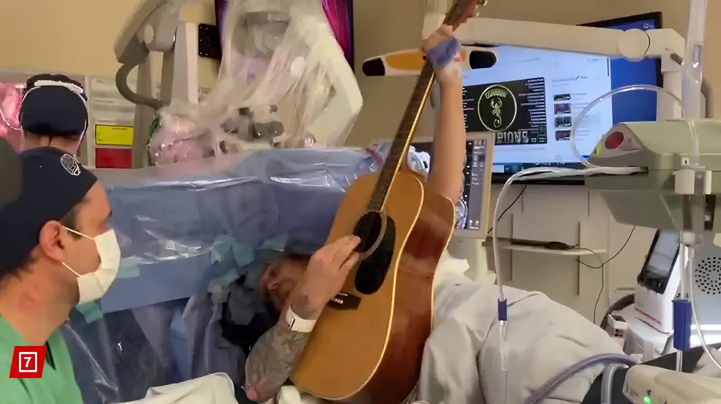 Chơi guitar trong lúc mổ não