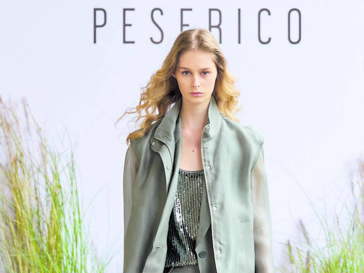 Frange, petali e denim: la primavera della donna