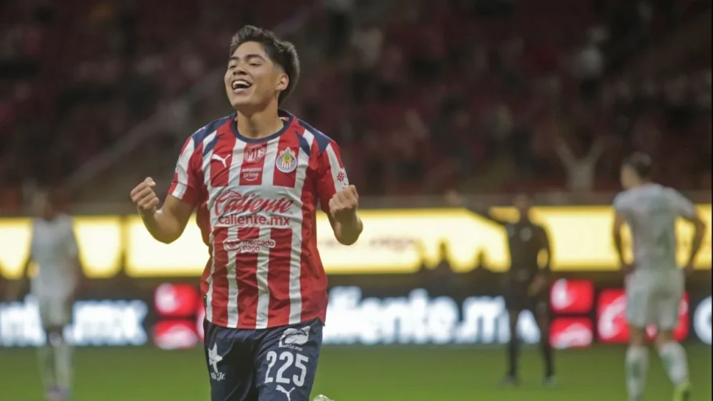 Chivas exhibe a Fernando Gago en su regreso a Guadalajara