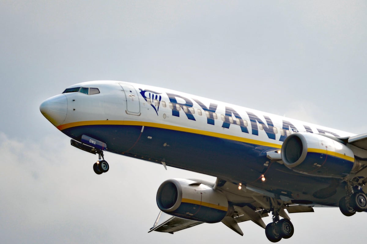 Ryanair pilot issues distress call after losing contact with air ...