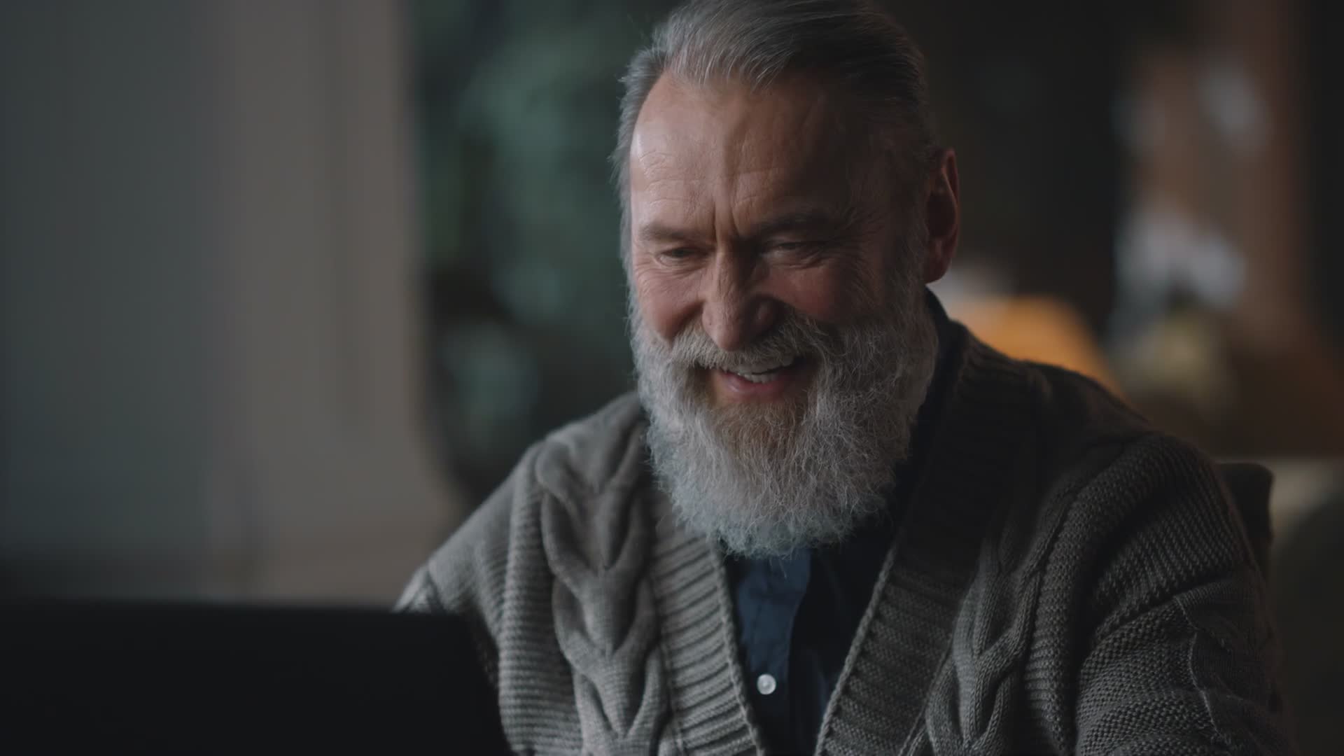 Curved fingers condition | Dupuytren's contracture explained by doctors