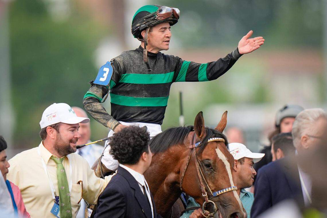 Kentucky Derby-winning jockey gives injury update after scary fall