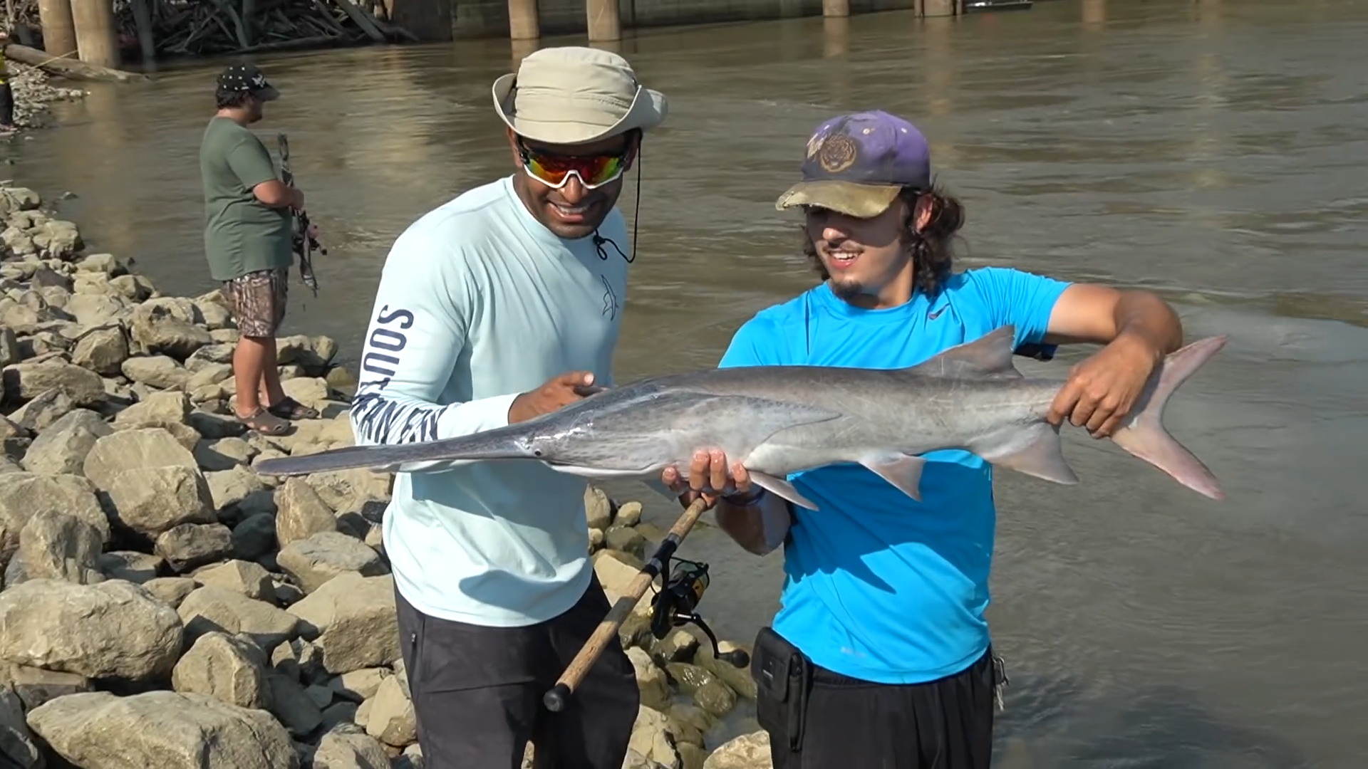 Thousands Of Shrimp Fill The Fish Trap – Paddlefish Catch n Cook