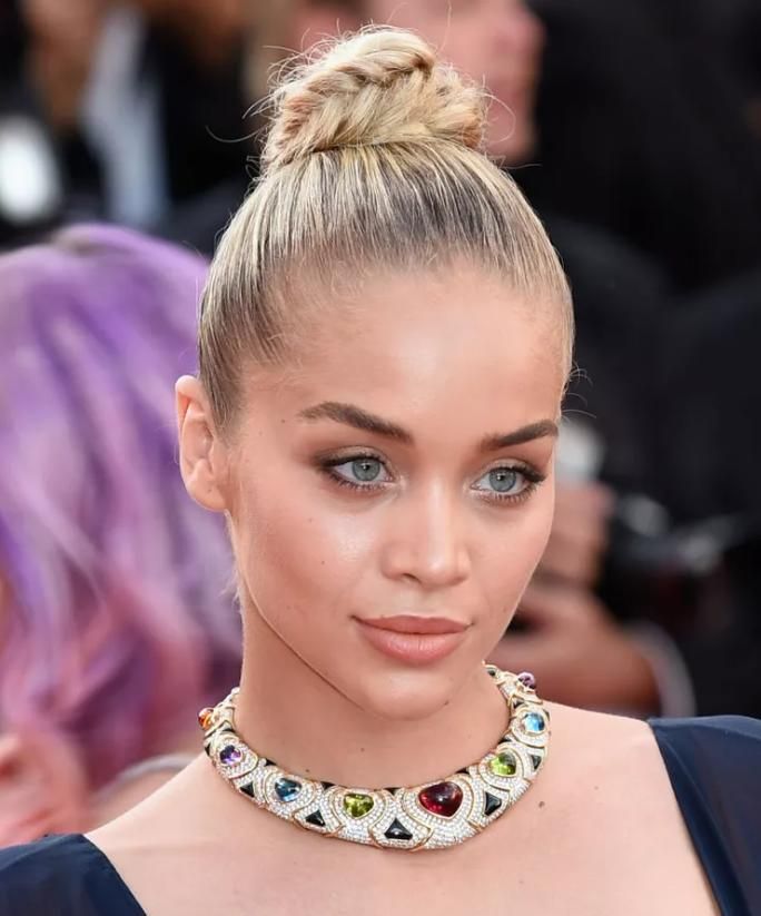 9 Cara Ikat Rambut Simple tapi Bagus, Nggak Ribet!