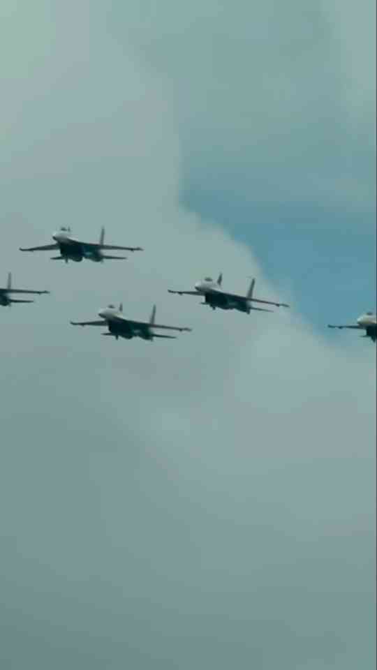 Watch fighter jets - epic formation in the sky!