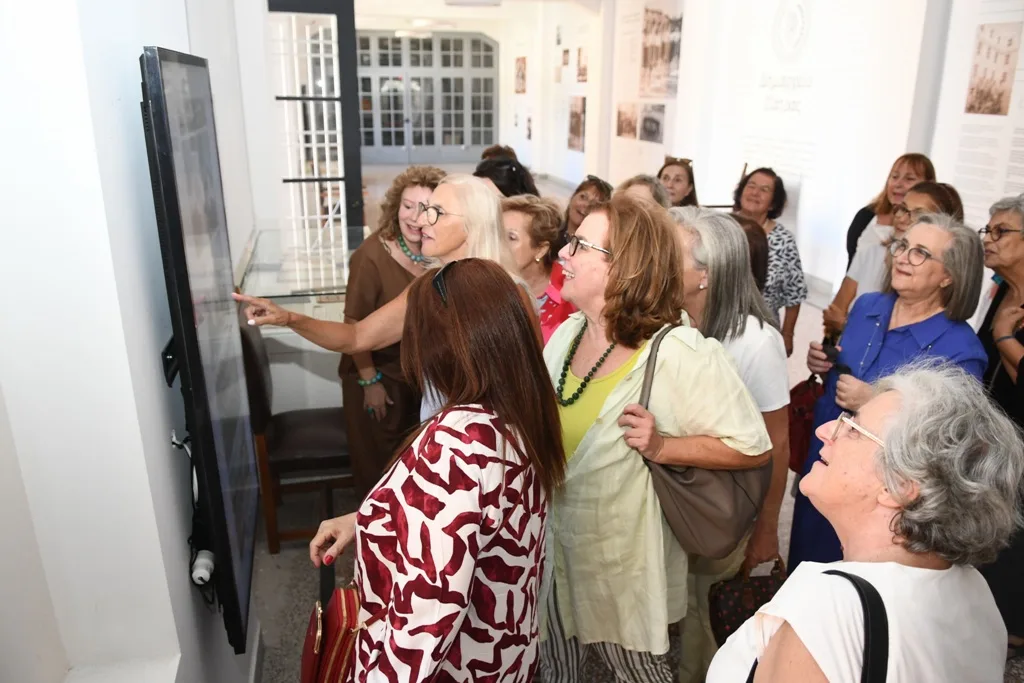 Πάτρα: Όταν οι μαθήτριες γύρισαν “σπίτι”: Οι απόφοιτες του Αρσακείου ...