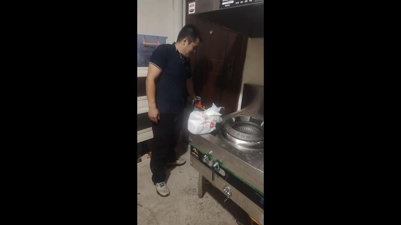 Gas stove explodes during kitchen mishap in Hunan, China