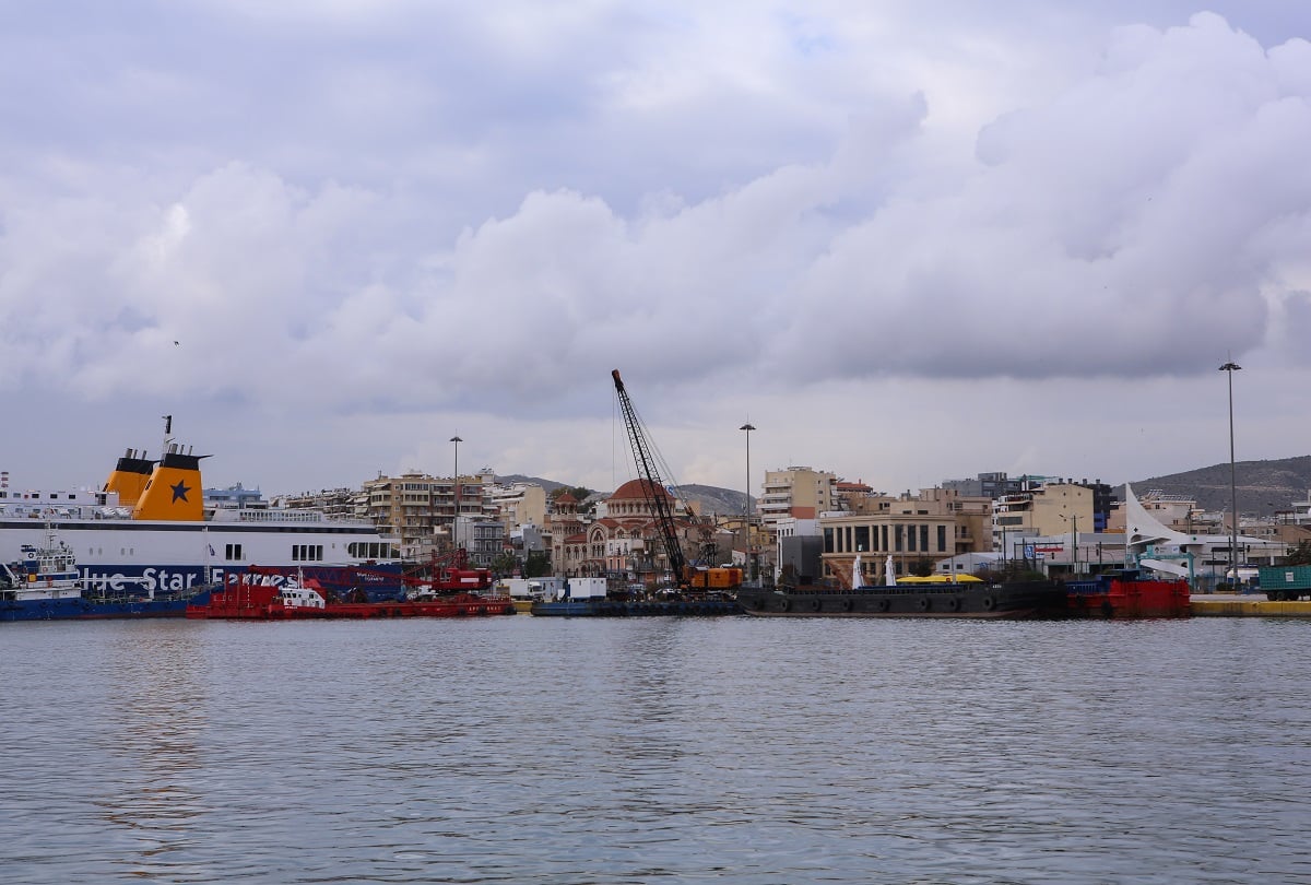Πειραιάς: 48χρονος έπεσε στα νερά του λιμανιού - Λιμενικός βούτηξε και ...
