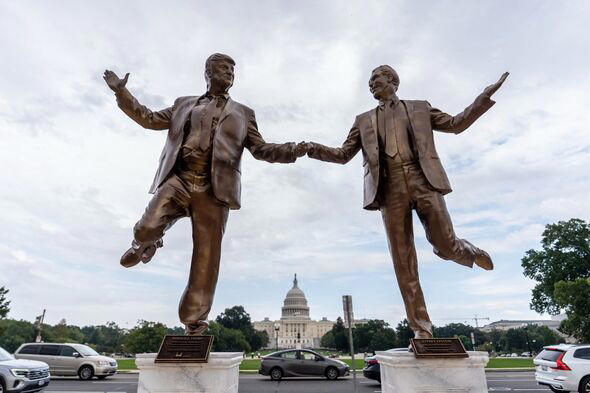 Trump humiliated outside White House by new 'best friends' statue with ...