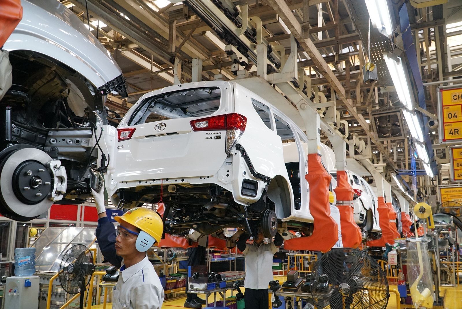 Beda tipis, penjualan Toyota Kijang Innova Zenix vs Reborn di 2025