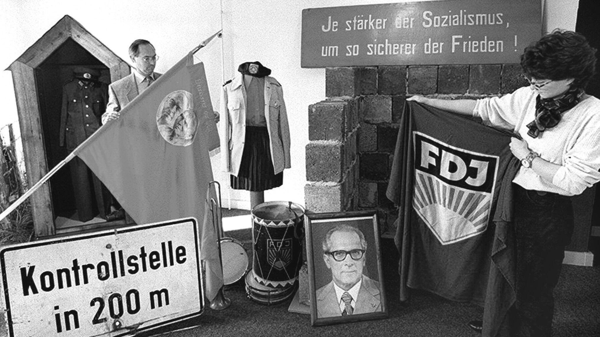 Honecker, die Stasi und die Grenze: Fiese DDR-Witze, die jeden Ossi zu ...
