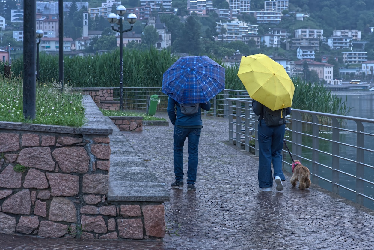 Code rood en oranje in Centraal-Europa, sneeuw in de Alpen